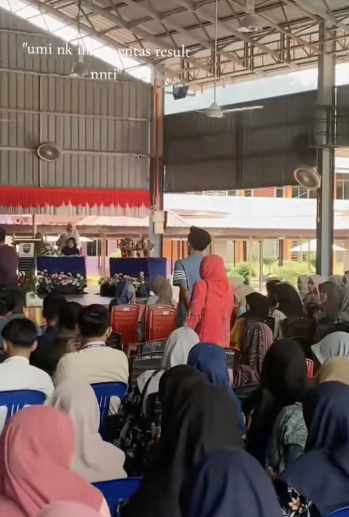 Netizen Terharu Lihat Anak Lelaki Terima Sijil STPM Sambil Pegang Tangan Ibu Naik Atas Pentas